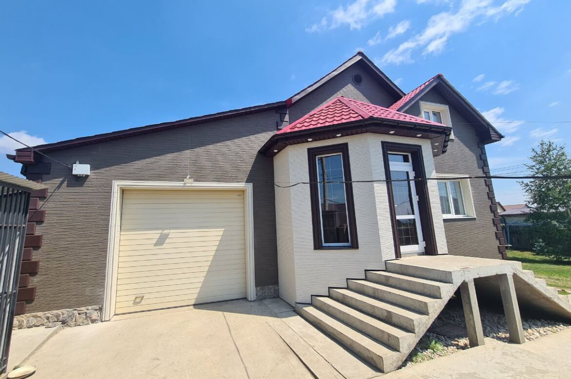 Фасад из японских фиброцементных панелей с цоколем из натурального камня.