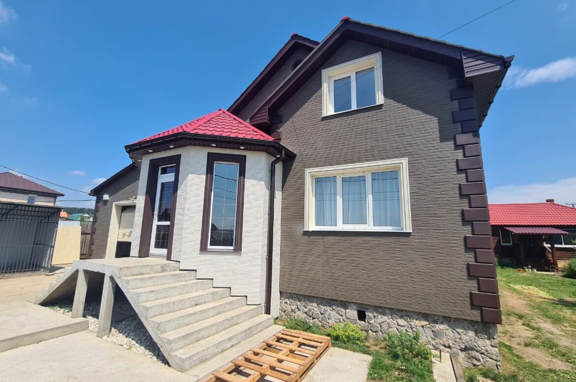 Фасад из японских фиброцементных панелей с цоколем из натурального камня.