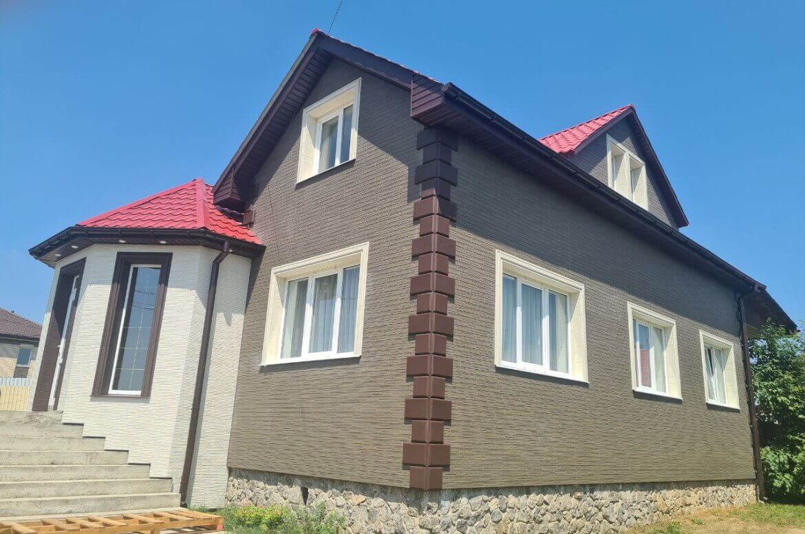 Фасад из японских фиброцементных панелей с цоколем из натурального камня.