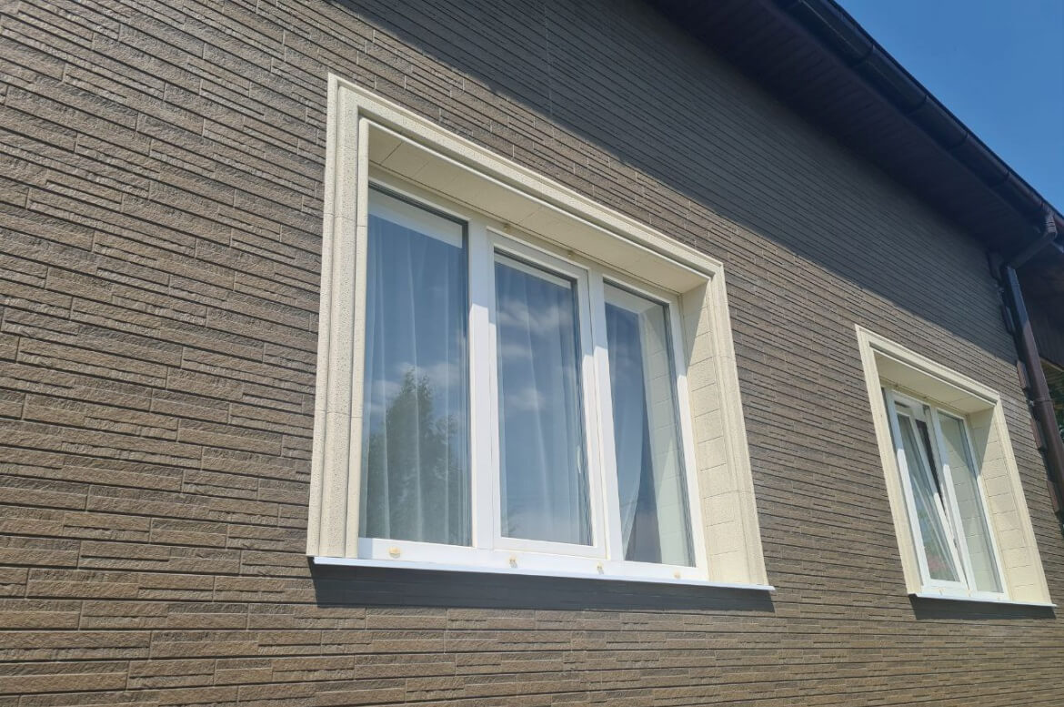 Фасад из японских фиброцементных панелей с цоколем из натурального камня.