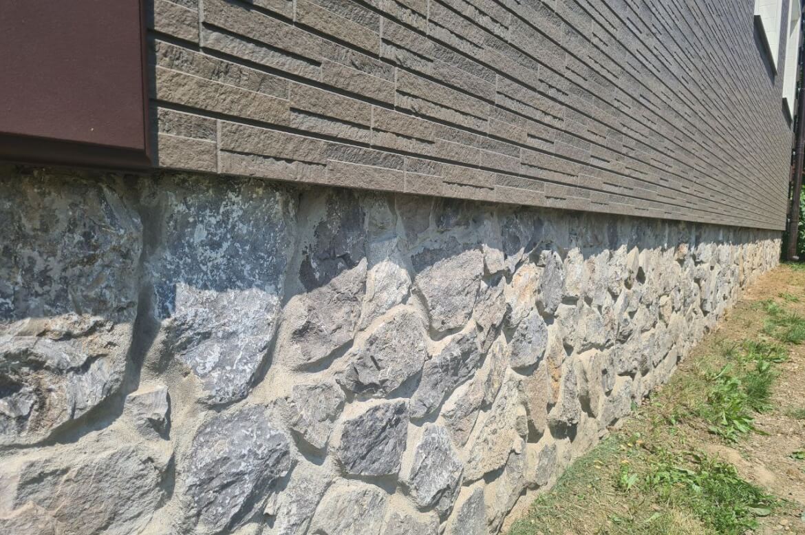 Фасад из японских фиброцементных панелей с цоколем из натурального камня.